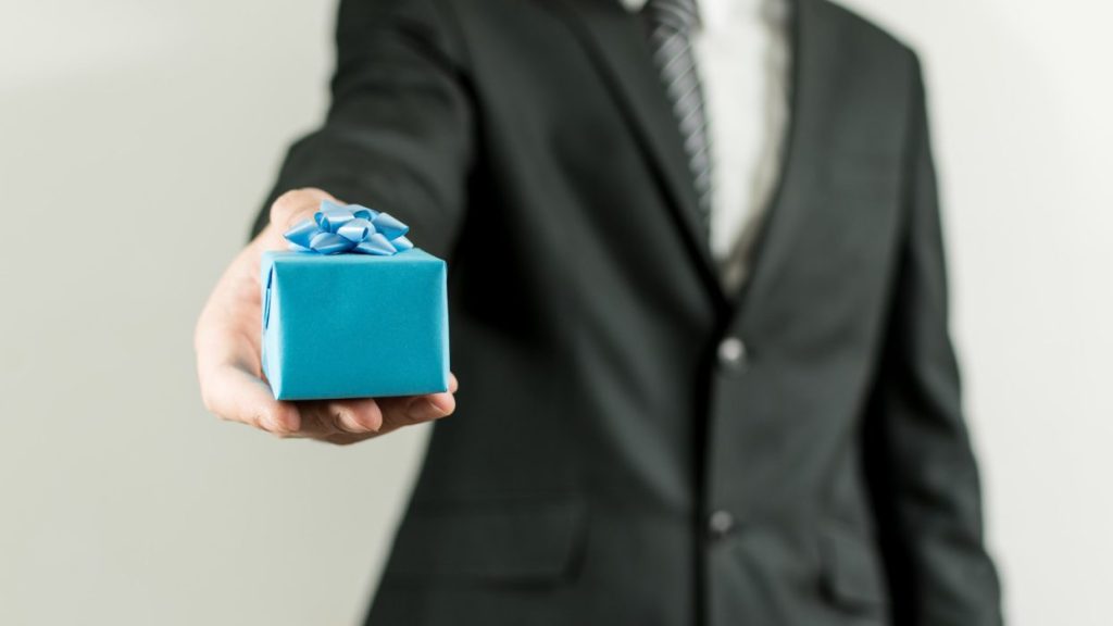 Pourquoi offrir des cadeaux d’entreprise à vos clients et partenaires